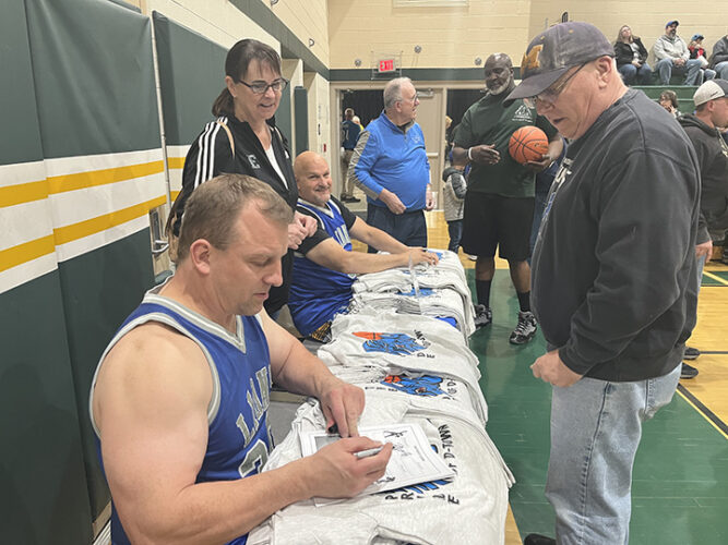 PHOTO: Former Lions come to town | News, Sports, Jobs - The Alpena News